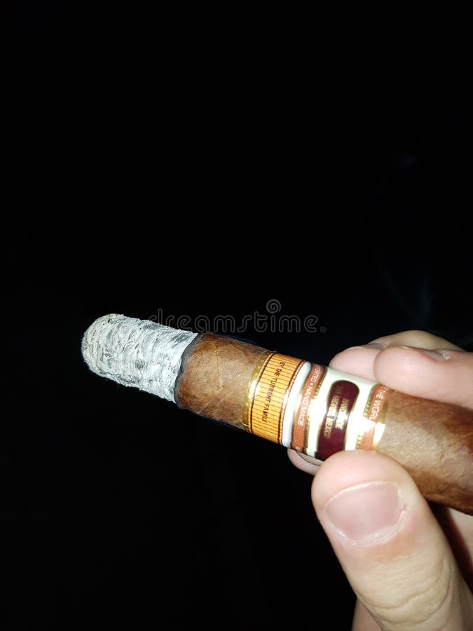 Sigaro del fumo fotografia stock editoriale. Immagine di sigaro - 83753578