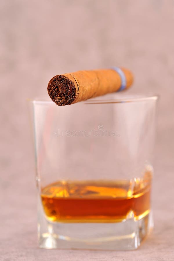 Sigaro e rum immagine stock. Immagine di vetro, classe - 65702943