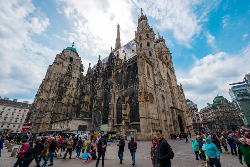 Tourists in Vienna editorial stock image. Image of landmark - 18491449