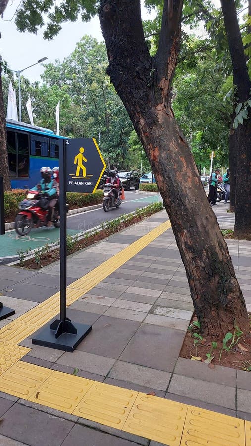 A sign of pedestrian walk editorial photo. Image of wall - 271191771