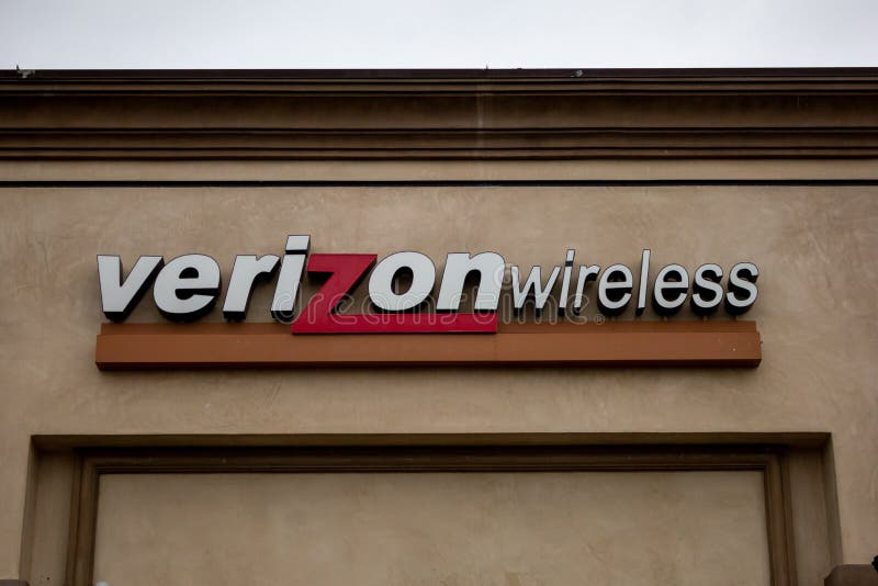A Sign for a Verizon Retailer Editorial Image - Image of front, economy ...