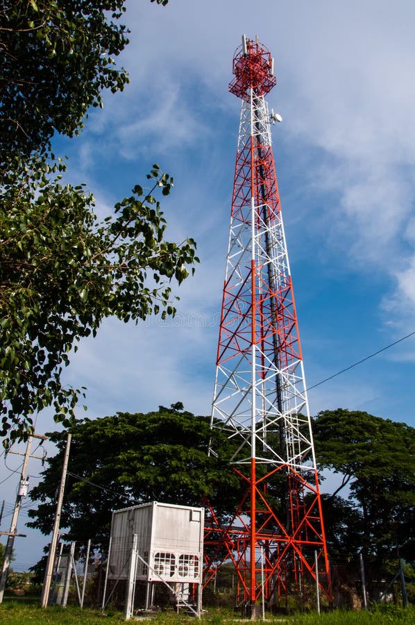 Signaltorn arkivfoto. Bild av maträtt, industri, data - 31381086