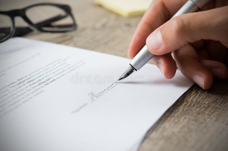 Signature d'un contrat photo stock. Image du contrat, signature - 2951534