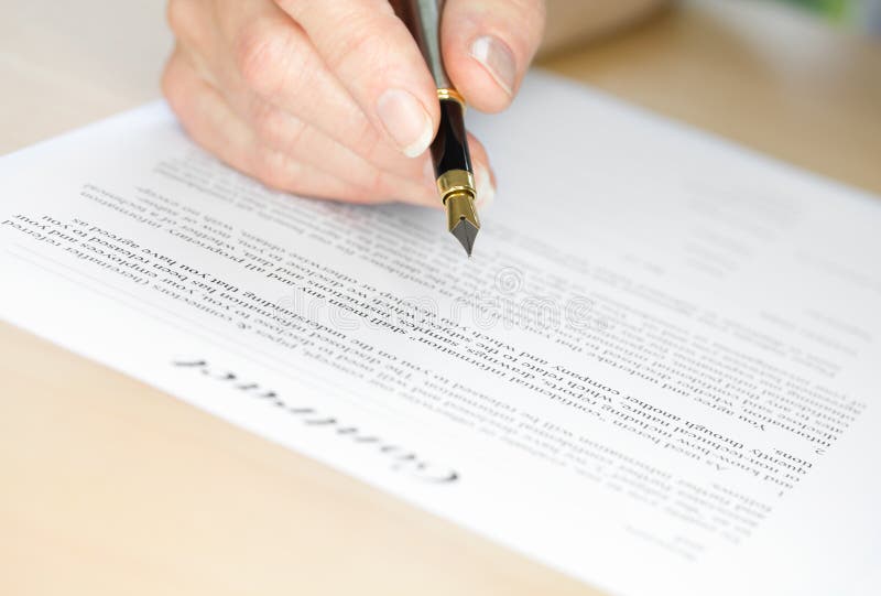 Main Avec Le Stylo-plume Signant Un Document Photo stock - Image du ...