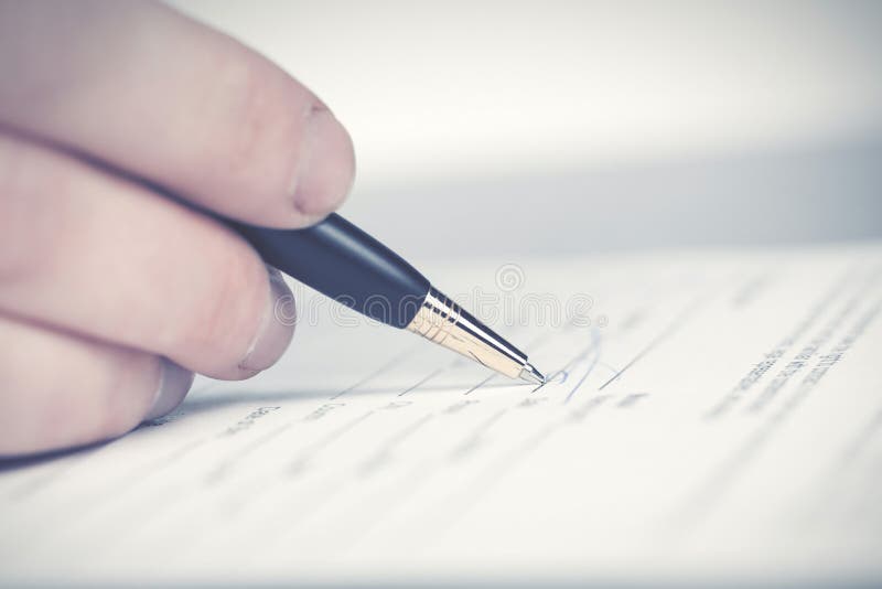 Signature du contrat image stock. Image of commis, signature - 125503003