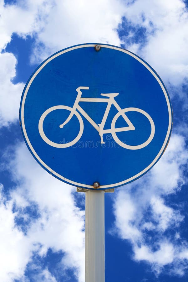 Signe de bicyclette image stock. Image du nuages, découpage - 6545503