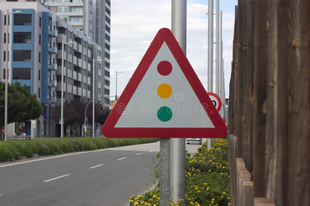 Signe De Triangle Pour Le Feu De Signalisation Image stock - Image du ...