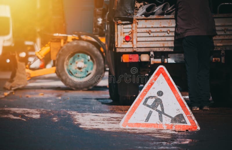 Signe Et Processus De Travaux Routiers Photo stock - Image du machine ...