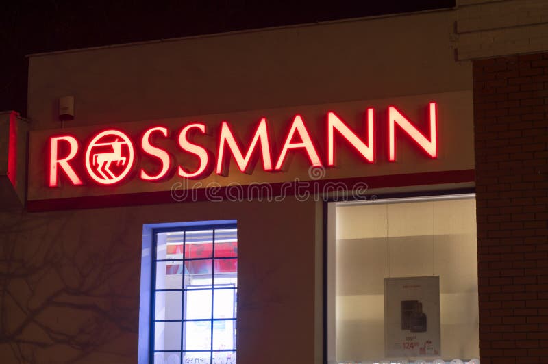 Signe Lumineux De Magasin De Rossmann Photo stock éditorial - Image du ...