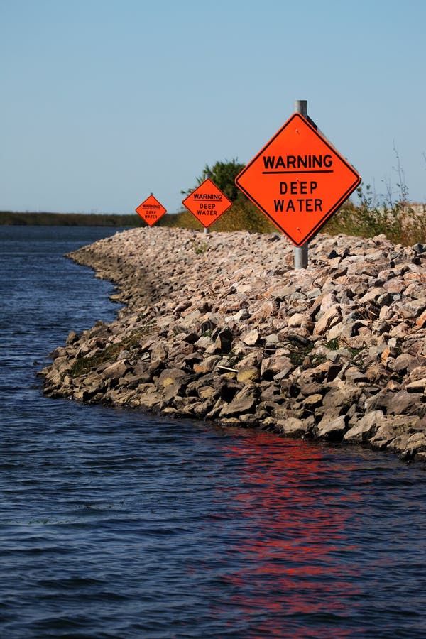 Signes d'eau profonde photo stock. Image du rouge, risque - 11576204