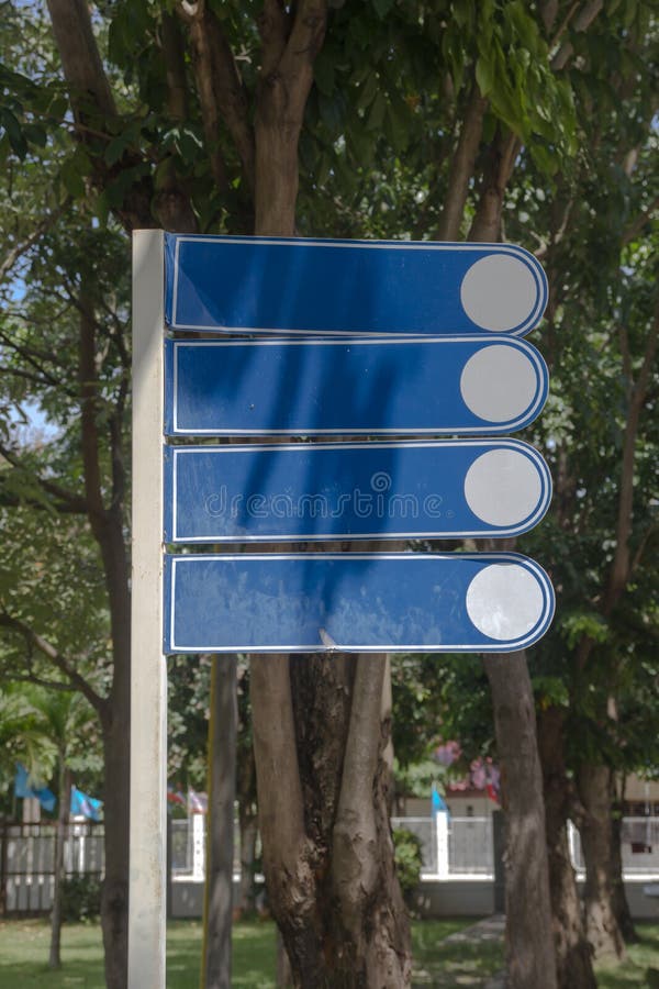 Signes, le trafic. photo stock. Image du ville, wooden - 34572754