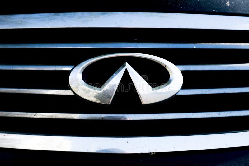 Emblema Infiniti En Una Tienda De Coches En La Calle Imagen editorial ...
