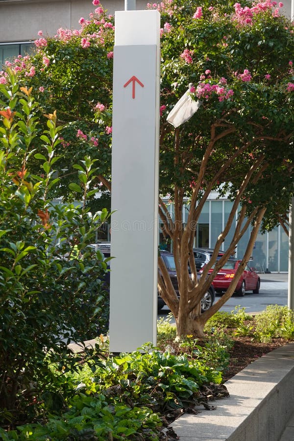 Signo Vertical En Blanco Con Flecha Roja Apuntando Imagen de archivo ...