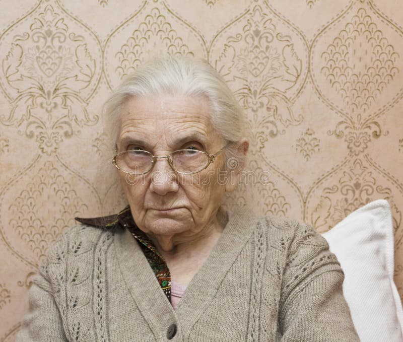 Ritratto Della Signora Anziana Sorridente, Armi Attraversate. Immagine ...