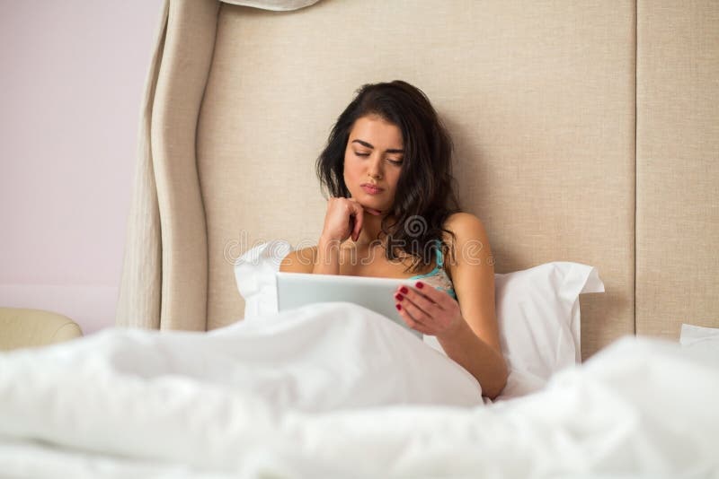 Signora Con La Compressa a Letto Fotografia Stock - Immagine di camera ...