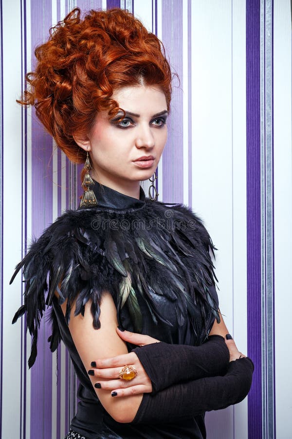 Signora dai capelli rossi immagine stock. Immagine di cofano - 33436743