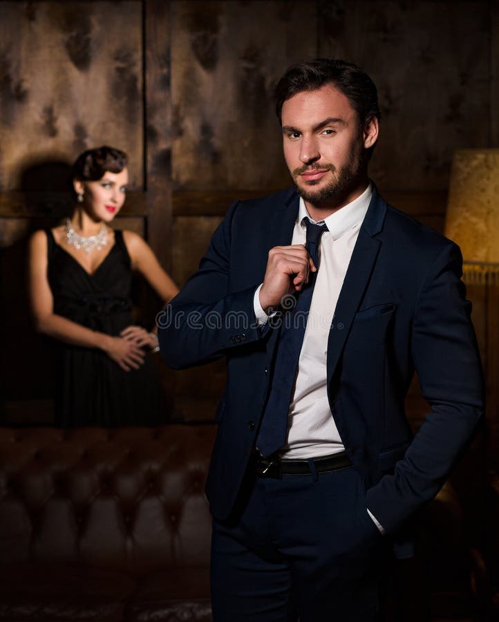 Signora Elegante Con L'uomo Ricco Immagine Stock - Immagine di ricco ...