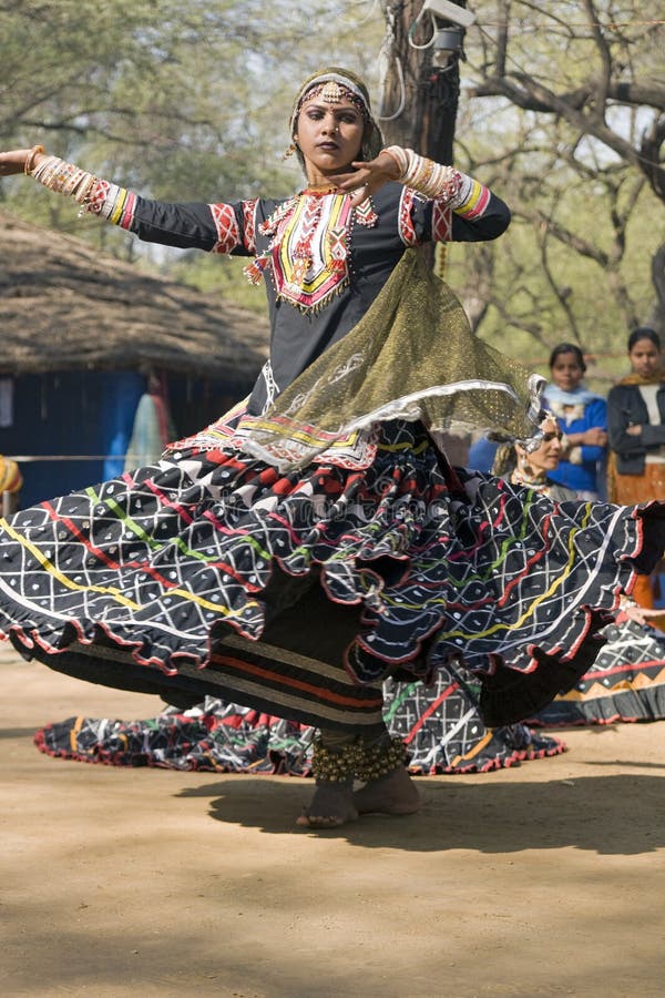 Signora indiana Dancing fotografia editoriale. Immagine di festival ...
