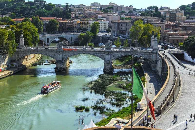 View on Tiber River Rom, Italien Redaktionell Fotografering för ...