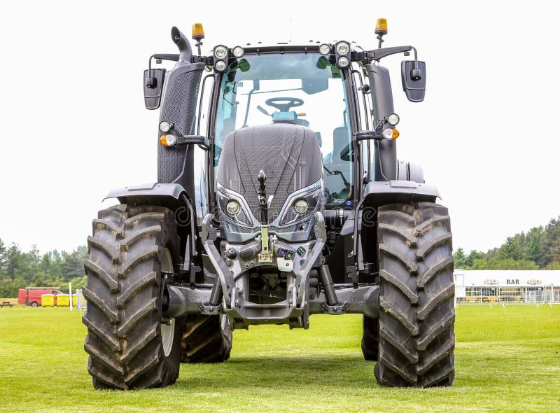 Moderner Valtra-Traktor Mit Landwirt Redaktionelles Stockfoto - Bild ...
