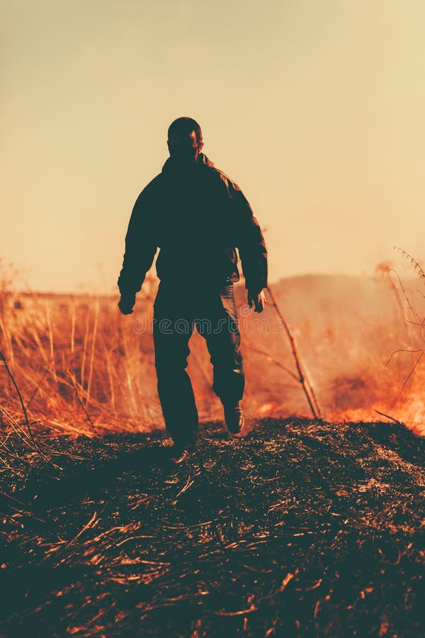 Silhouet Van De Lopende Persoon En De Toren Stock Foto - Image of avond ...
