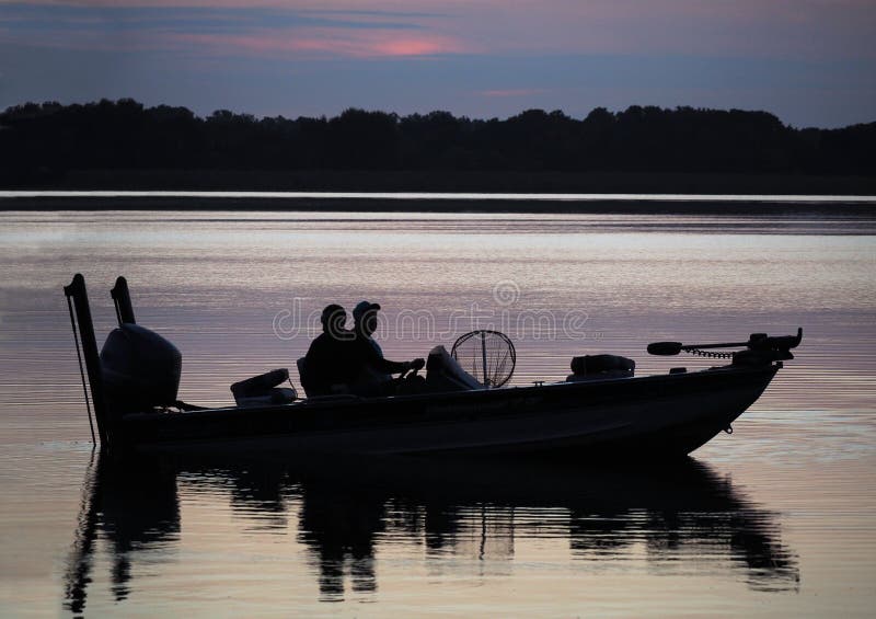 Silhouet Van Vissers in Boot Bij Zonsopgang Stock Afbeelding - Image of ...