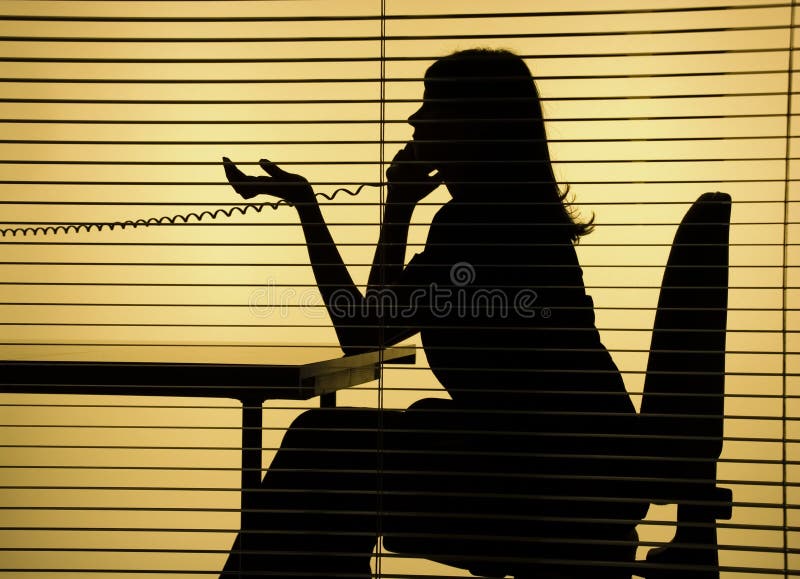 Silhouet Van Vrouw Op De Telefoon Stock Foto - Afbeelding bestaande uit ...