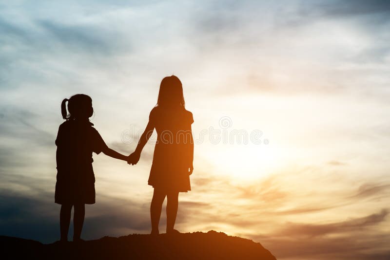 Silhouette De Deux Filles Qui Samusent Image Stock Image Du Ayant