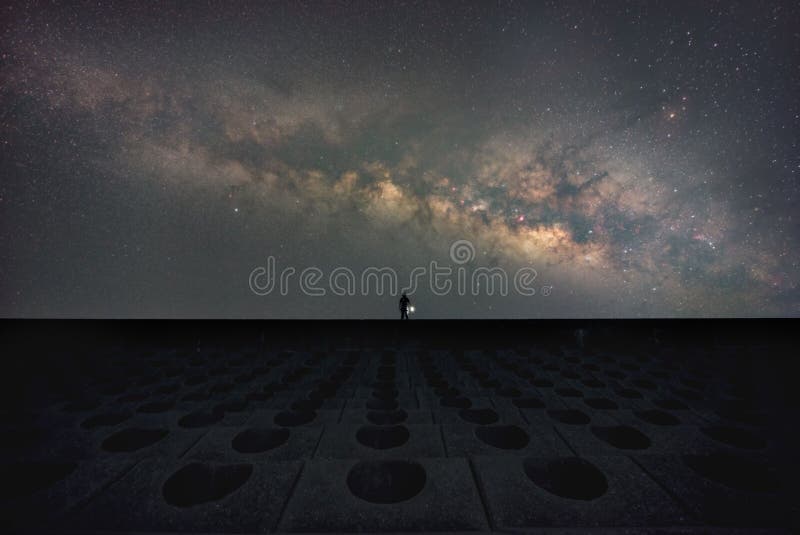 Silhouette De Lhomme La Nuit Dans Le Ciel Avec Laiteux Et étoiles Photo Stock Image Du