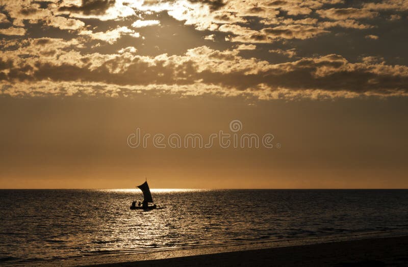 Silhouette De Pirogue De Pêche De Bateau En Mer Madagascar Photo stock ...