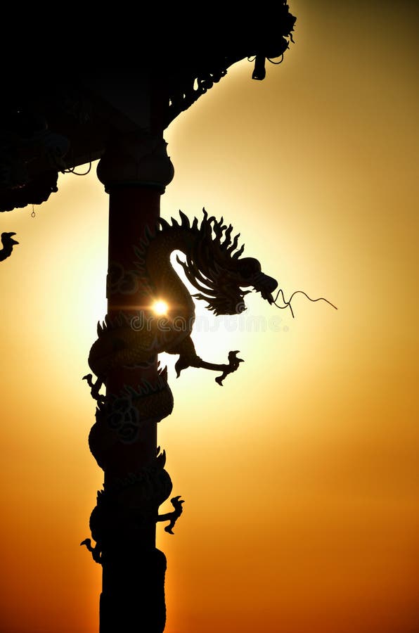 Silhouette De Statue De Colonne De Petit Pain De Dragon Image stock ...