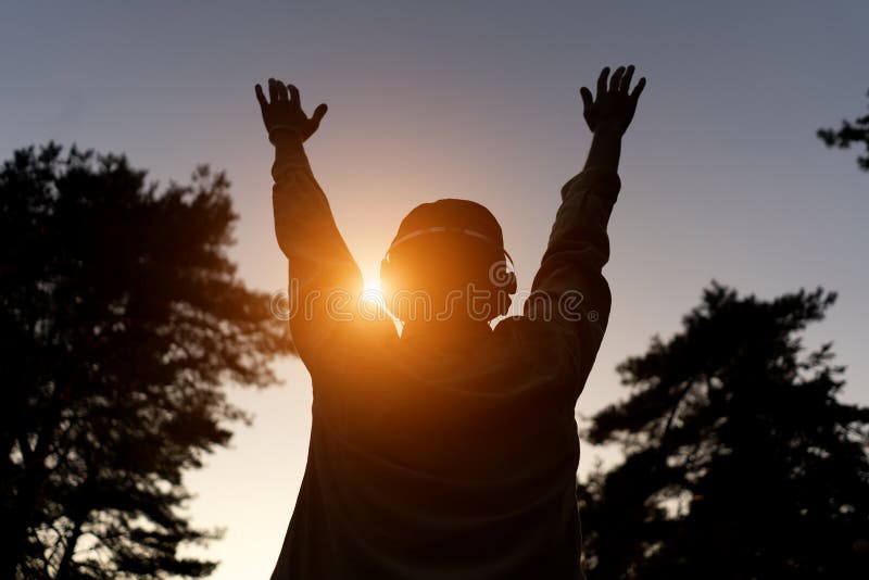 Silhouette De Un Hombre Levantando Las Manos Contra El Cielo Foto de ...