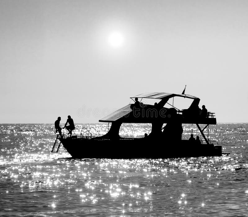 Silhouetten Van Een Overzeese Boot En Mensen Die Op Het Rusten ...