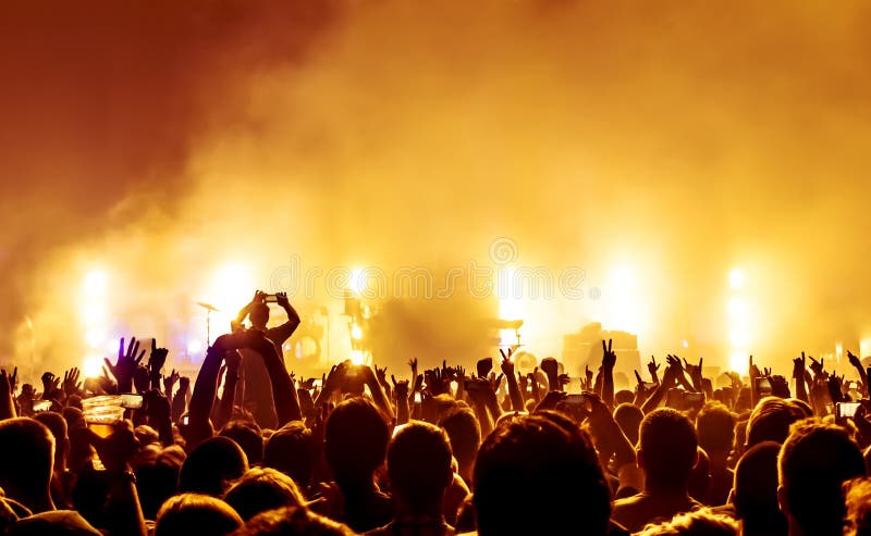 Foule de concert photo stock. Image du bonheur, gens - 15399402