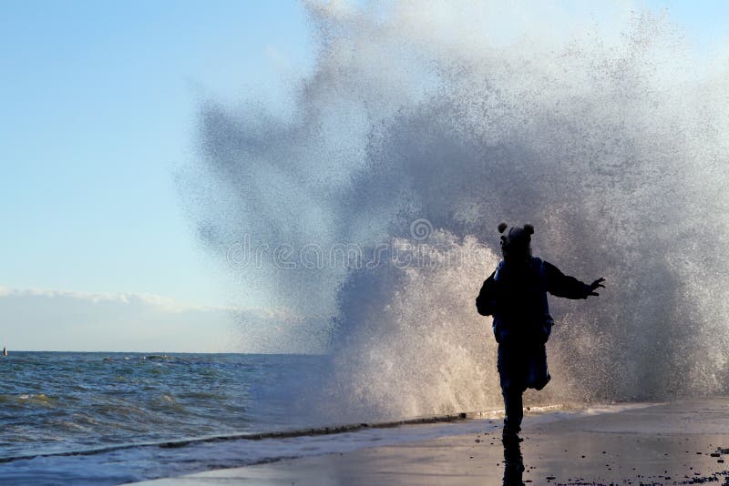 Silhouet Van Een Rennend Persoon Stock Foto - Image of overzees, toneel ...