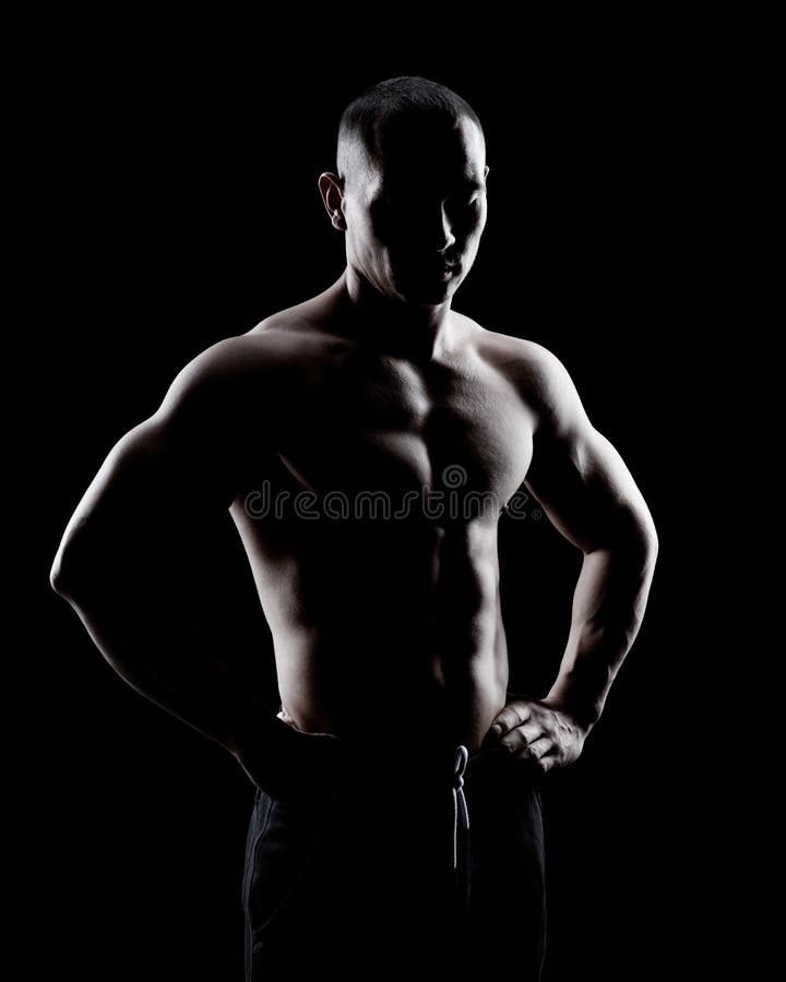 Silhueta de um homem forte foto de stock. Imagem de lifestyle - 64793296