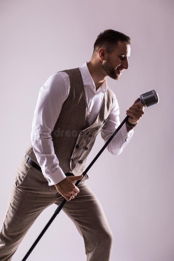 Silhueta Do Cantor Com O Microfone No Fundo Cinzento Foto de Stock ...