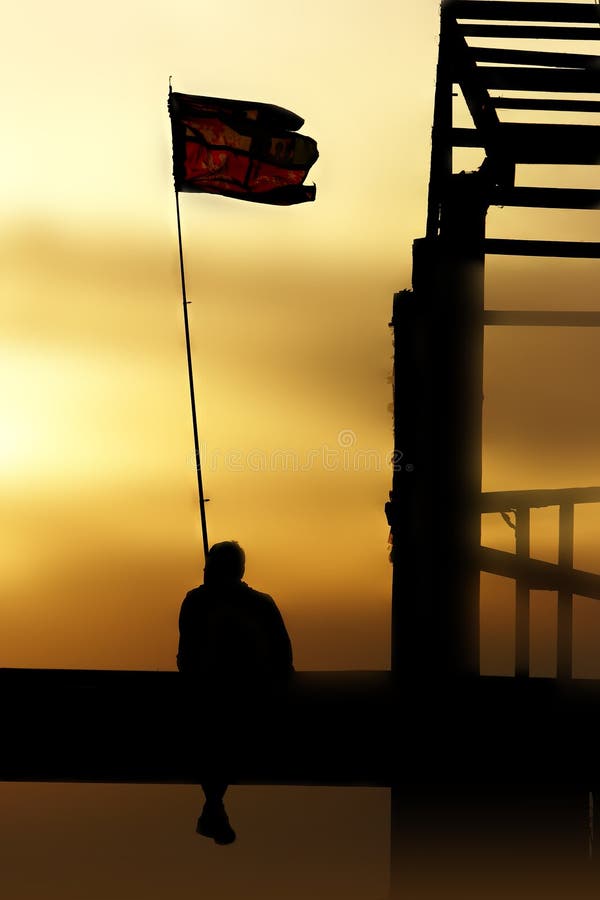 Silhueta do homem sozinho imagem de stock. Imagem de névoa - 5759947