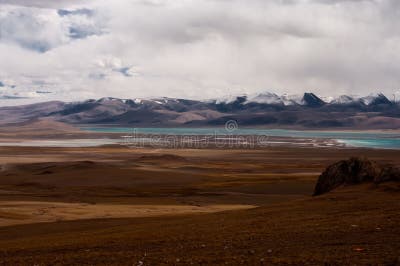 Siling Lake in Tibet stock photo. Image of bank, namunani - 28351942