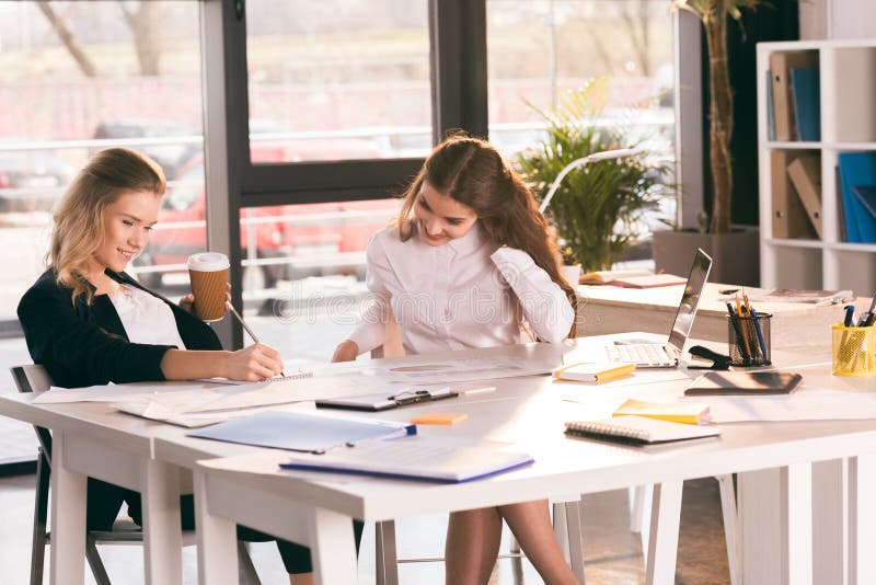 Siling Young Businesswomen Working Together at Table with Laptop Stock ...
