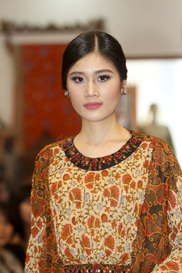 Silk batik editorial photography. Image of demonstrating - 73750657