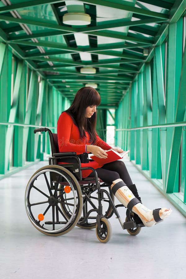 Sillón de ruedas foto de archivo. Imagen de hospital - 19002598