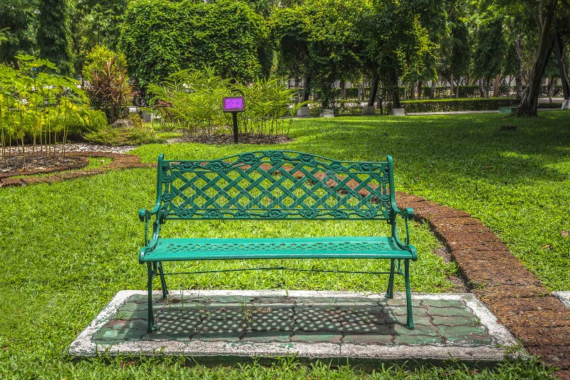Silla en el parque imagen de archivo. Imagen de hierba - 41821025