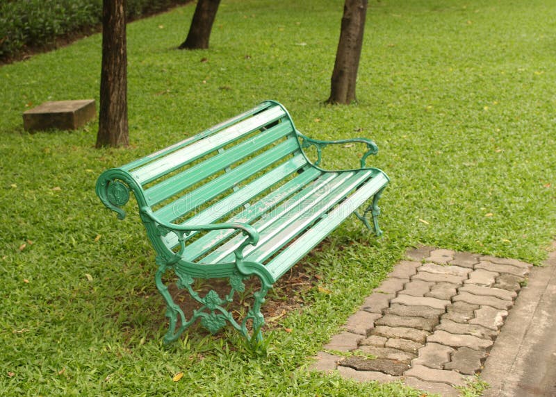 Silla en el parque foto de archivo. Imagen de belleza - 57624420