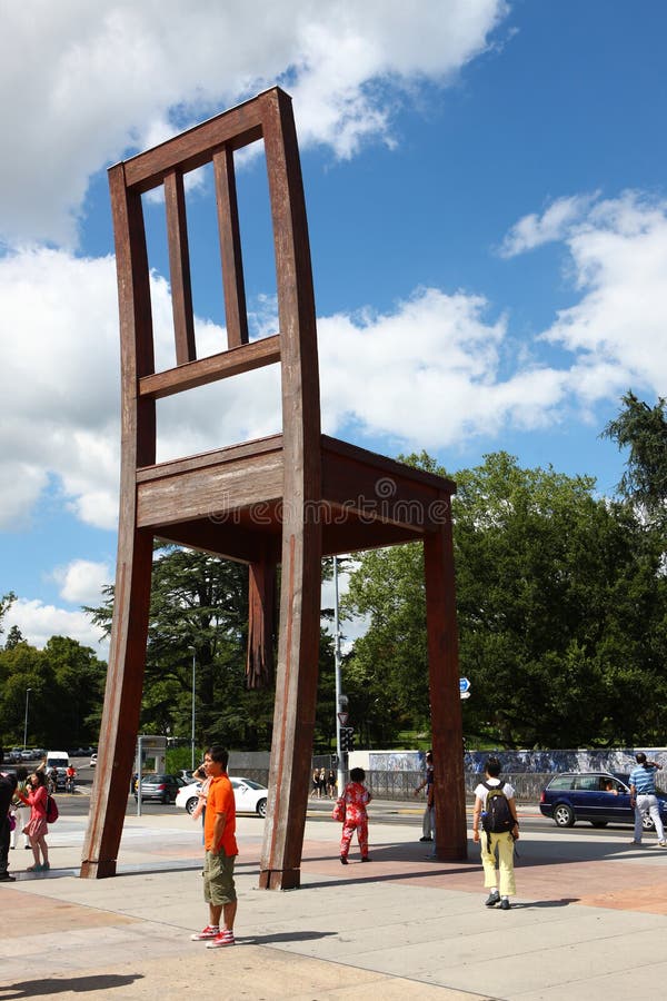 Silla rota vieja foto de archivo. Imagen de necesidad - 16528924