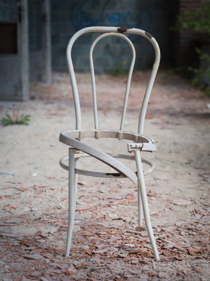 Silla dañada y rota foto de archivo. Imagen de hermoso - 74643554