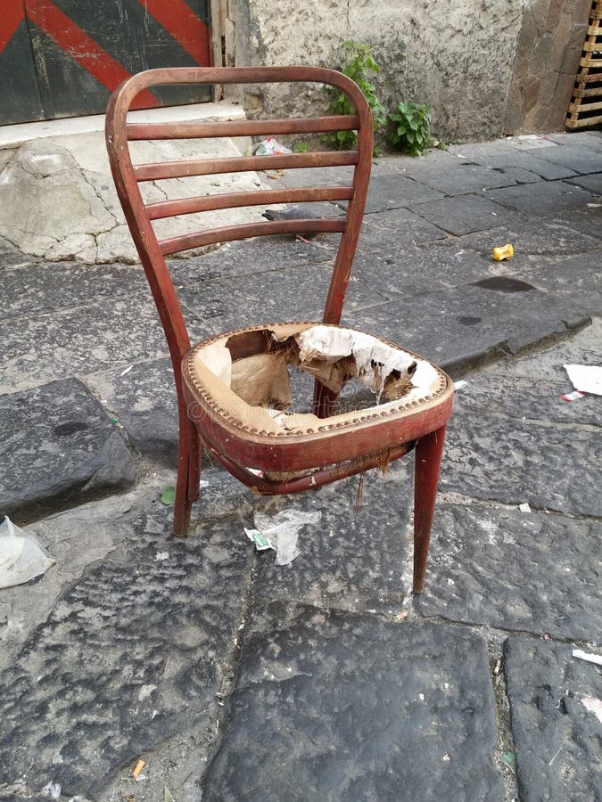 Silla rota vieja imagen de archivo. Imagen de viejo, hierba - 50196341