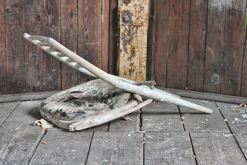Silla rota vieja foto de archivo. Imagen de blanco, wooden - 16528924