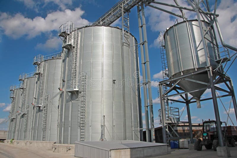 Silo Agrícola - Exterior Del Edificio Foto de archivo - Imagen de ...
