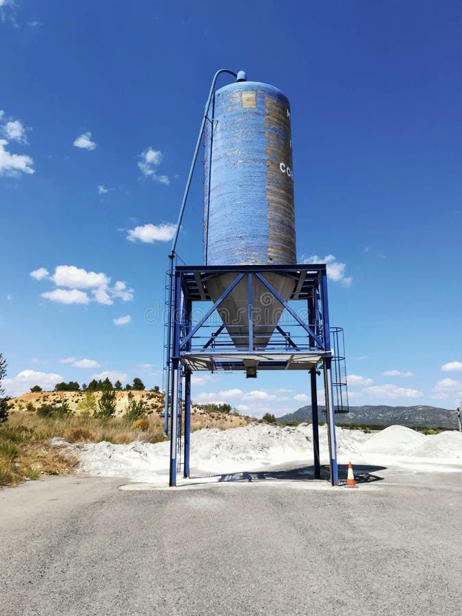 Silo azul foto de archivo. Imagen de necesidades, silo - 131180344